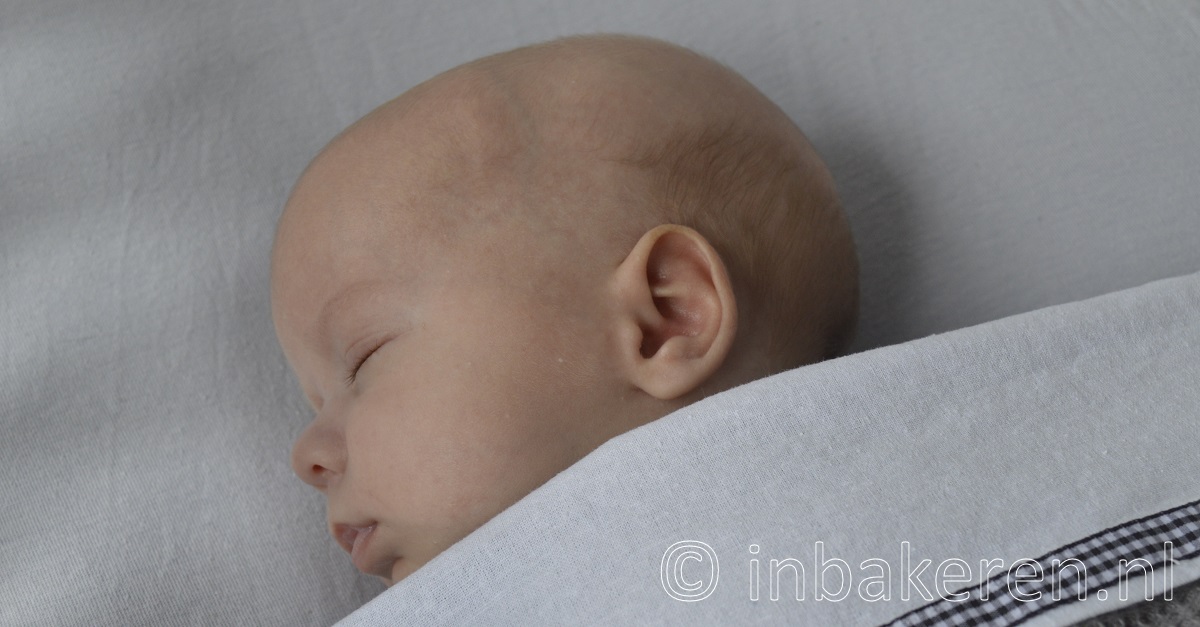 Hoeveel slaap heeft een baby nodig? - inbakeren.nl